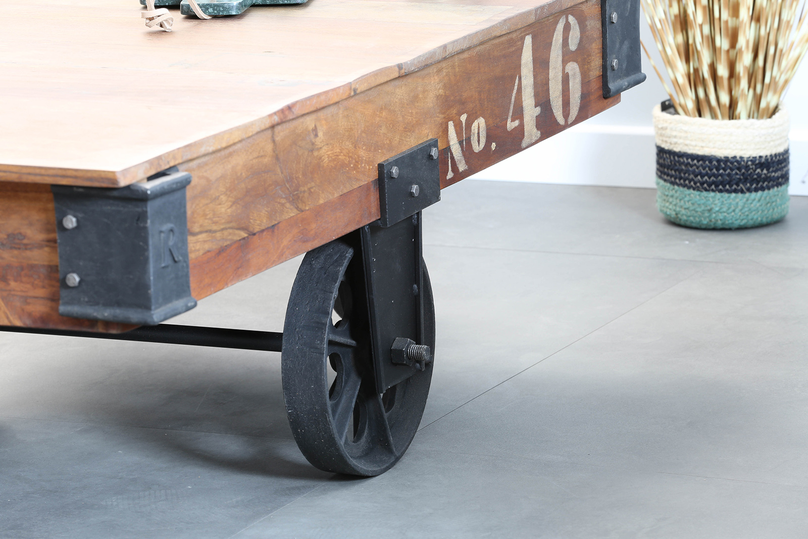 Table basse industrielle vintage bois recyclé roues LEEDS | Tables ...