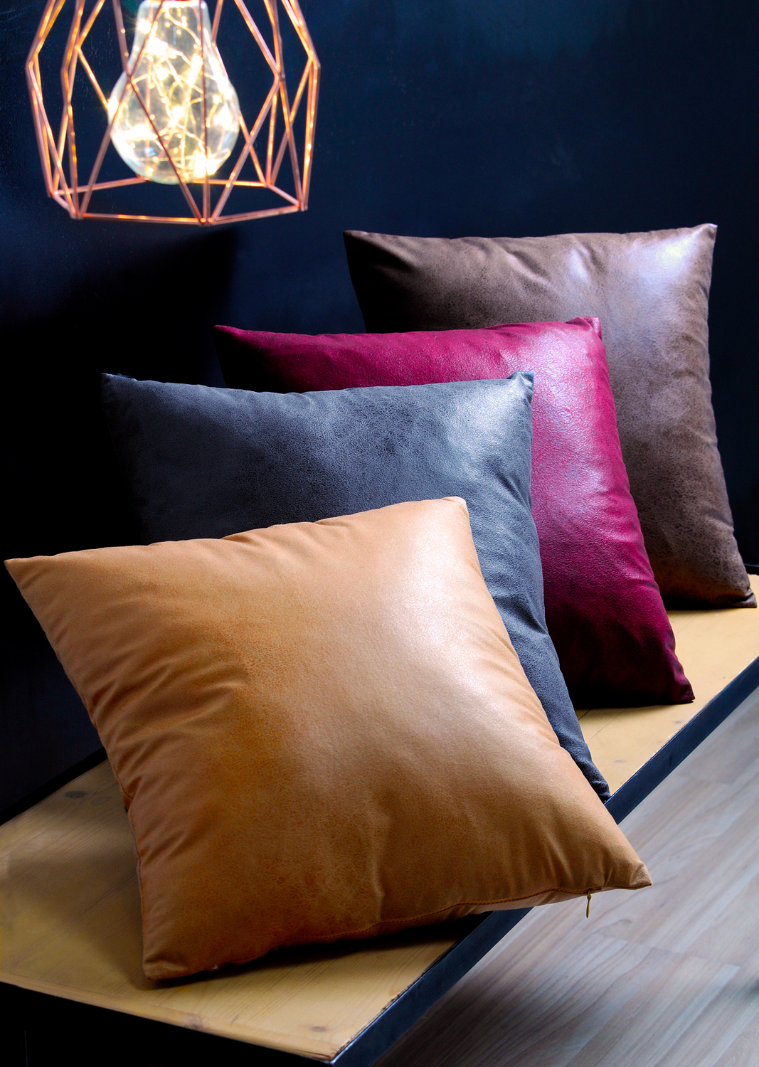 Coussin façon simili rouge 40 x 40 cm | Coussins déco | Pier Import