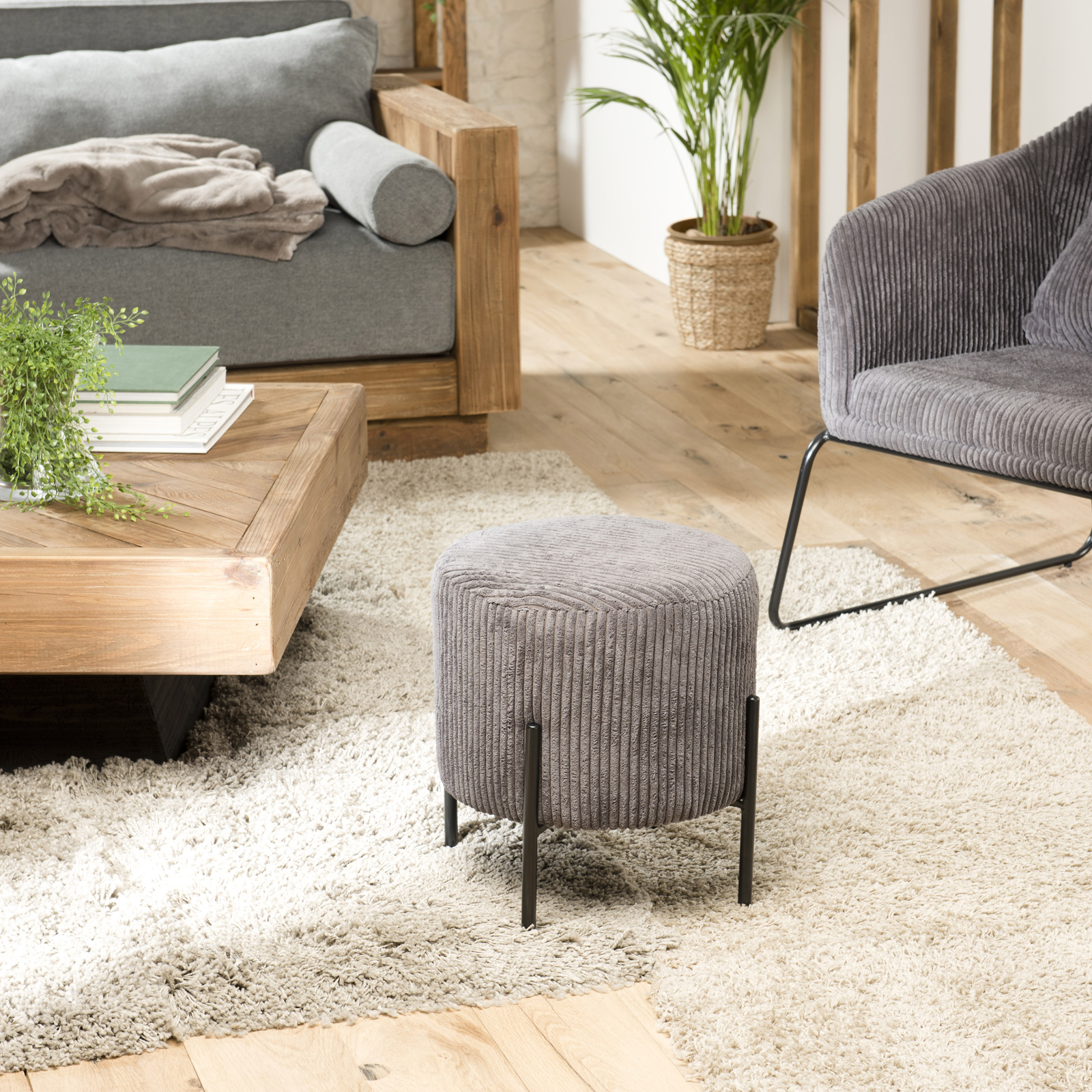 Petit tabouret en velours côtelé gris anthracite TIM | Poufs | Pier Import