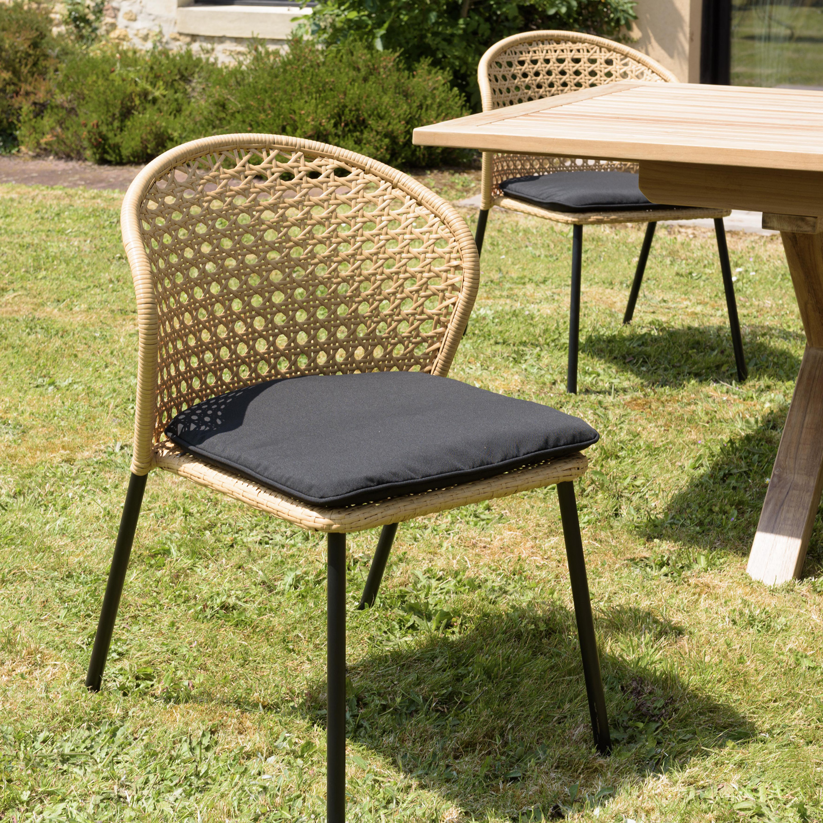 Chaise de jardin rotin synthétique couleur naturelle avec coussin noir ...