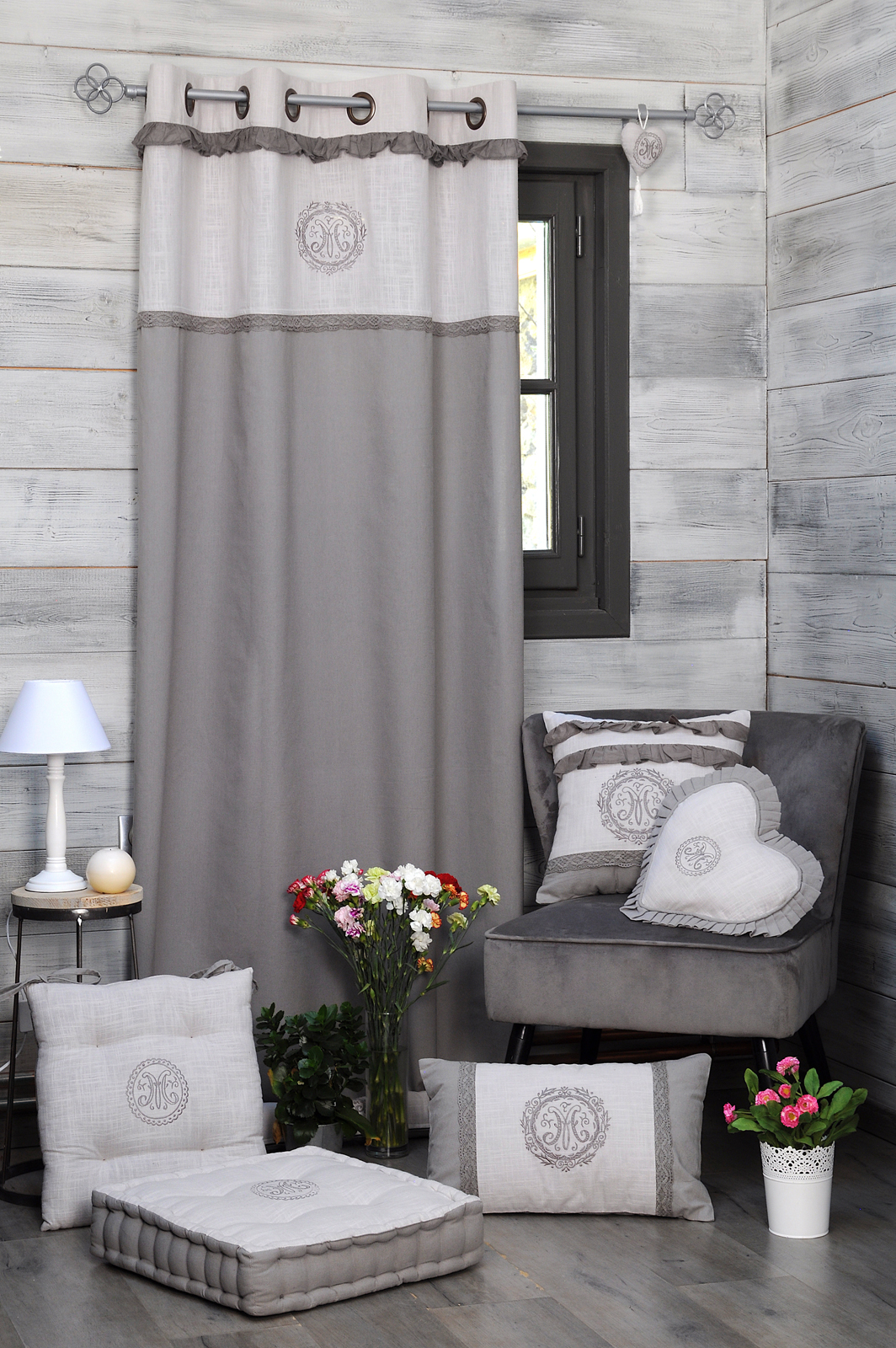 Rideau vitrage 45x100cm gris et blanc et écusson brodé avec ruban à ...
