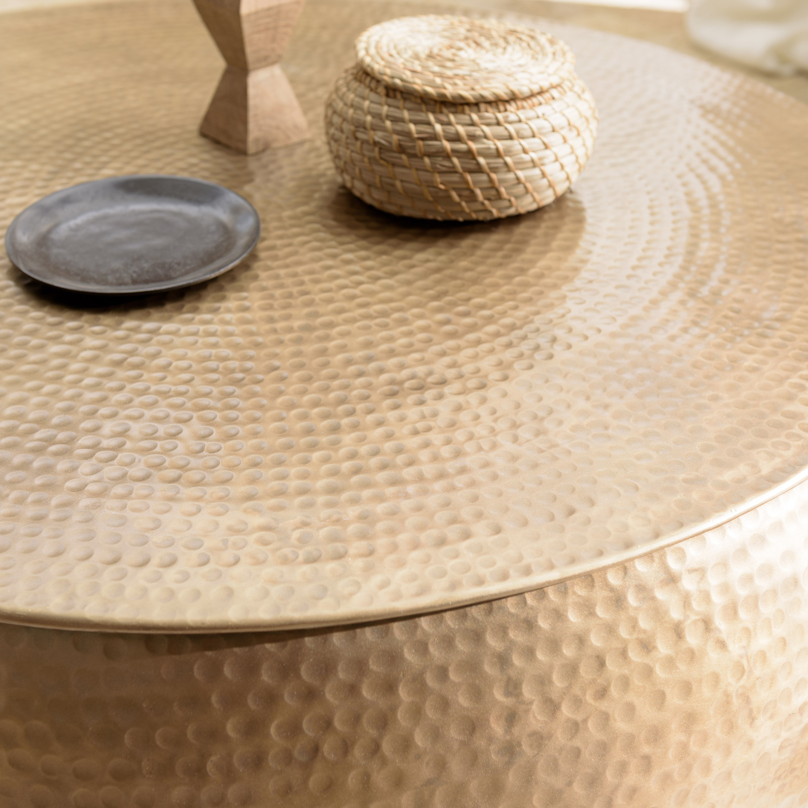 Table basse ronde en aluminium doré martelé 106 cm ZALA | Tables basses ...